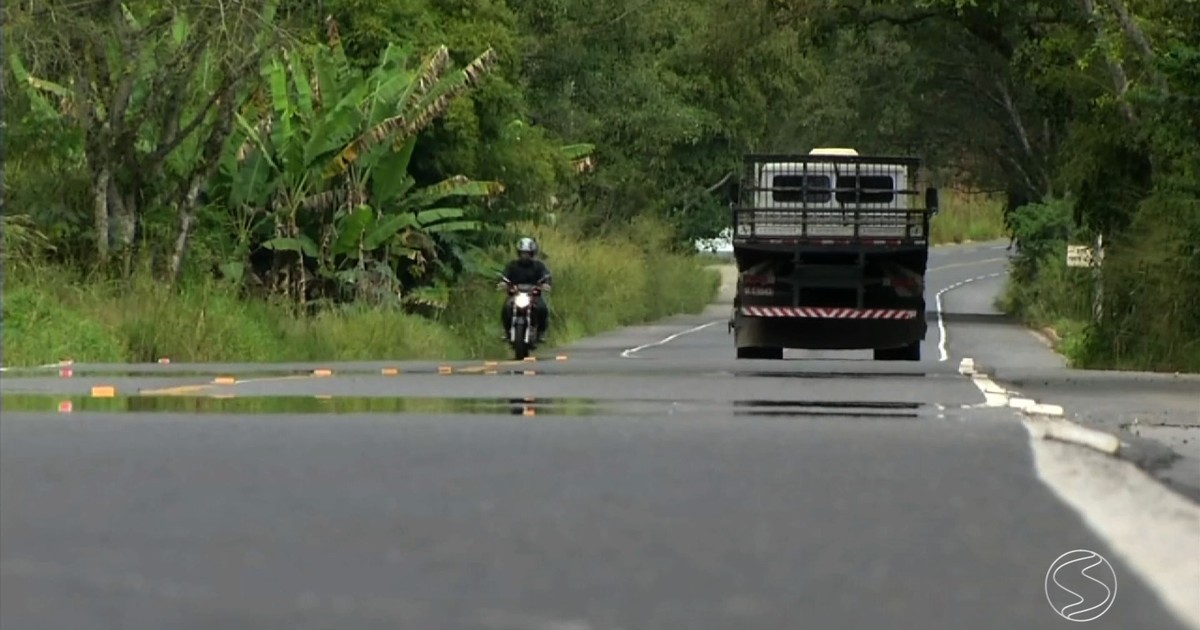 G1 - Passageiros reclamam das condições dos pontos de ônibus na RJ-145 ...