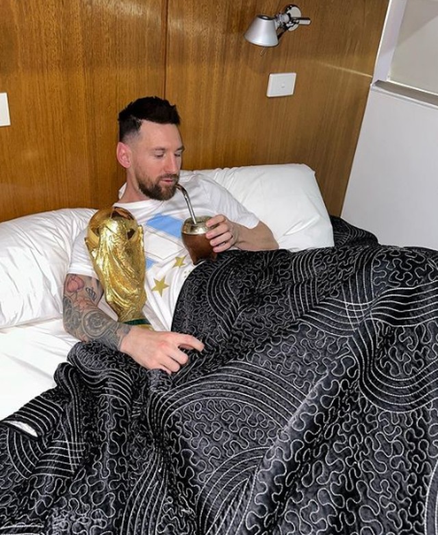 Após chegada à Argentina, Messi registra descanso ao lado da taça da ...