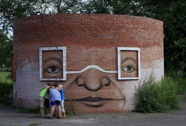 G1 - Artista usa detalhes de construção e faz grafite de rosto com ...