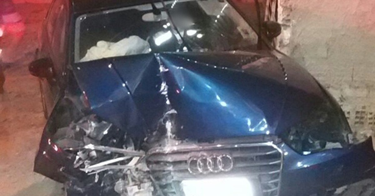 G1 - Carro foge de blitz, é perseguido pela 'Lei Seca' e bate em ...