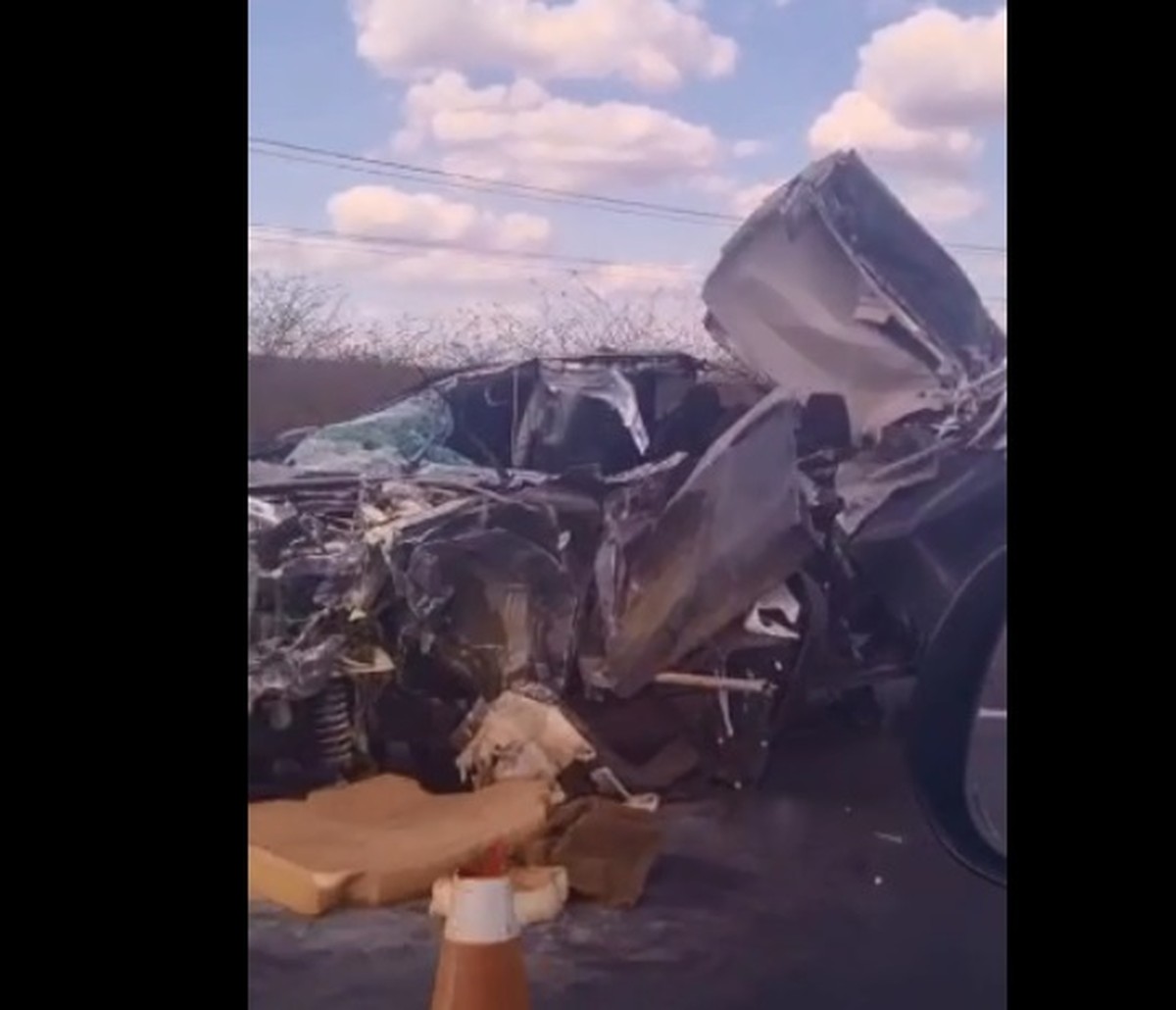 Acidente deixa uma pessoa gravemente ferida e caminhonete destruída na ...