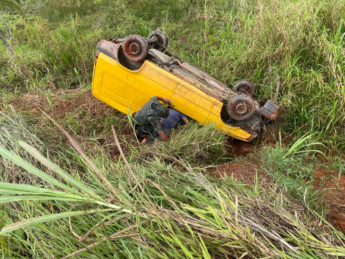 Carro perde o controle em curva e cai em ribanceira na Rodovia Oswaldo ...