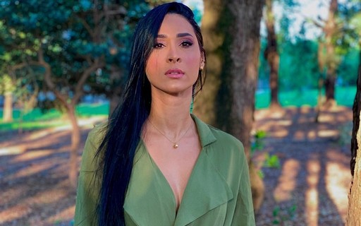 Jaque Carvalho faz ensaio fotográfico em quintal e brinca: "Bem plena ...