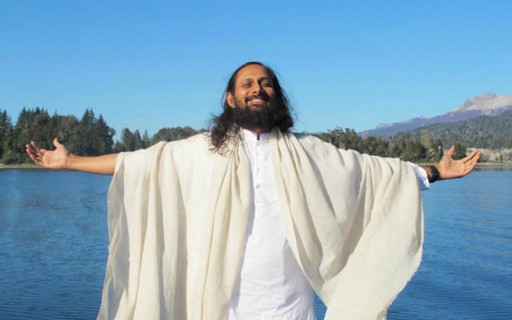 No Brasil, guru indiano revela segredo para felicidade plena - Revista ...