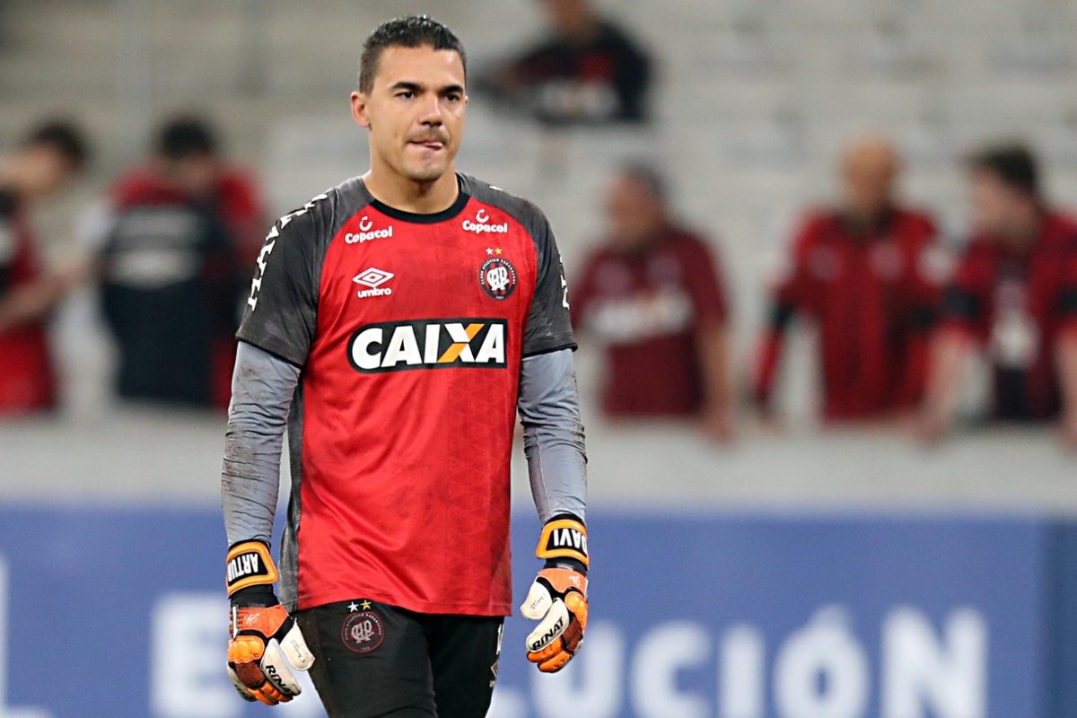 Esquecer a estreia: suspensão de Santos dá nova chance a Felipe Alves ...