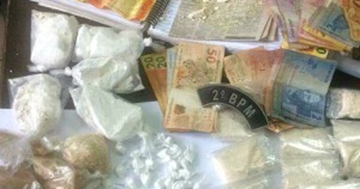 G1 - Dupla é presa em uma boca de fumo com droga e dinheiro no AC ...