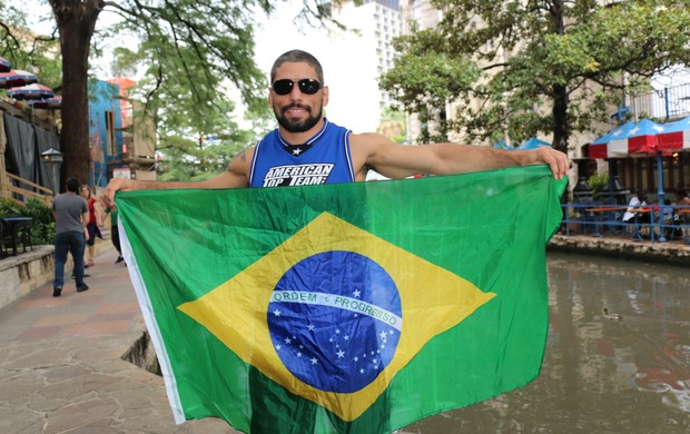 Marcelo Guimarães celebra 31 anos com bolo improvisado no Texas ...