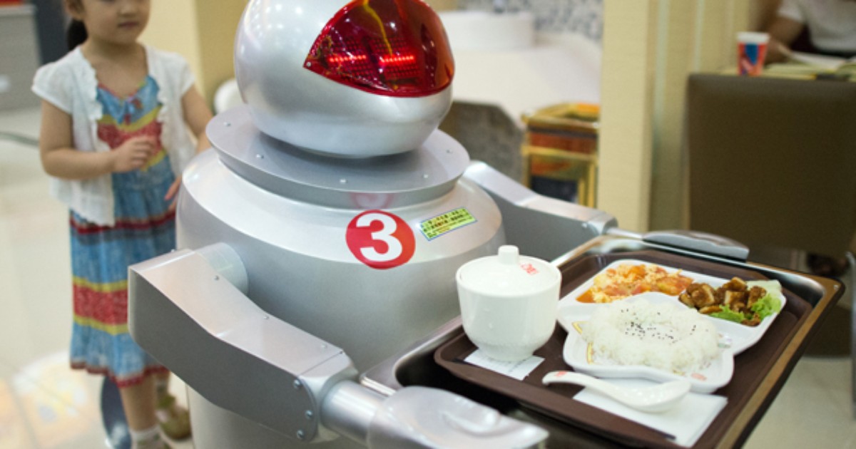 G1 - Robôs servem pratos feitos por androides em restaurante chinês ...