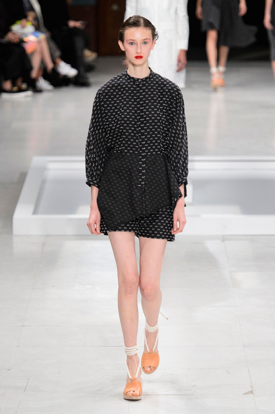 O verão 2016 utilitário de Hussein Chalayan | Desfiles | Vogue