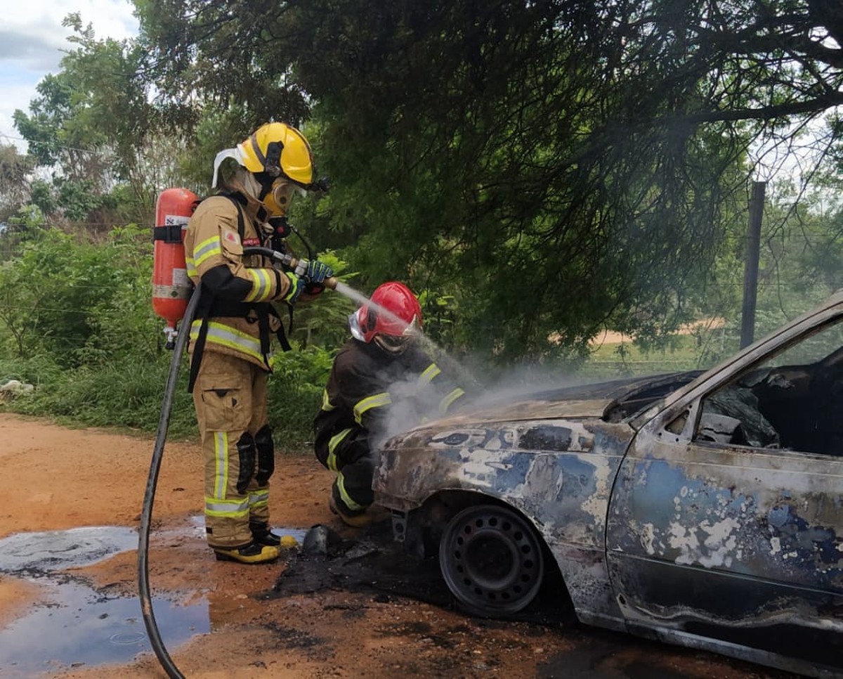Mulher é Detida Após Atear Fogo Em Carro E Ameaçar Companheiro Em