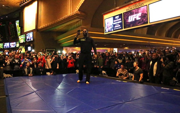 Jones esconde jogo, e DC simula fim de luta em treino aberto do UFC 182 ...