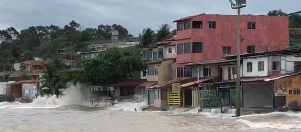 Ressaca do mar ocasiona ondas de até quatro metros no litoral do ES ...