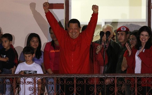 Hugo Chávez ganha as eleições na Venezuela com 54,4% dos votos - Época ...