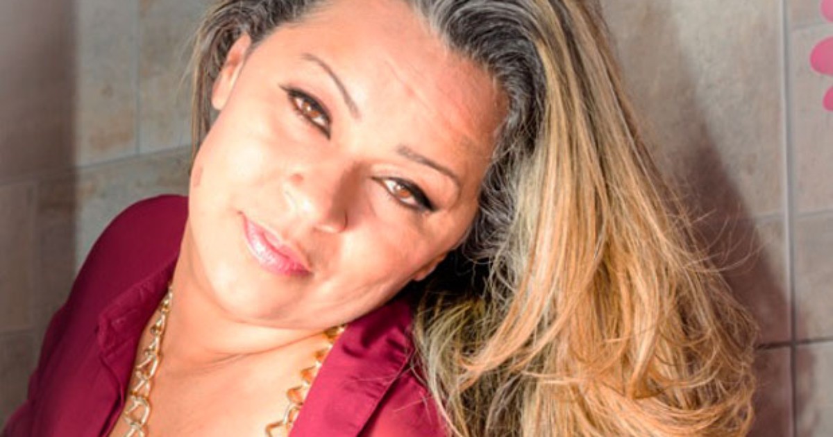 G1 - Mulher que retirou mamas posa para fotos em ação do 'Outubro Rosa ...