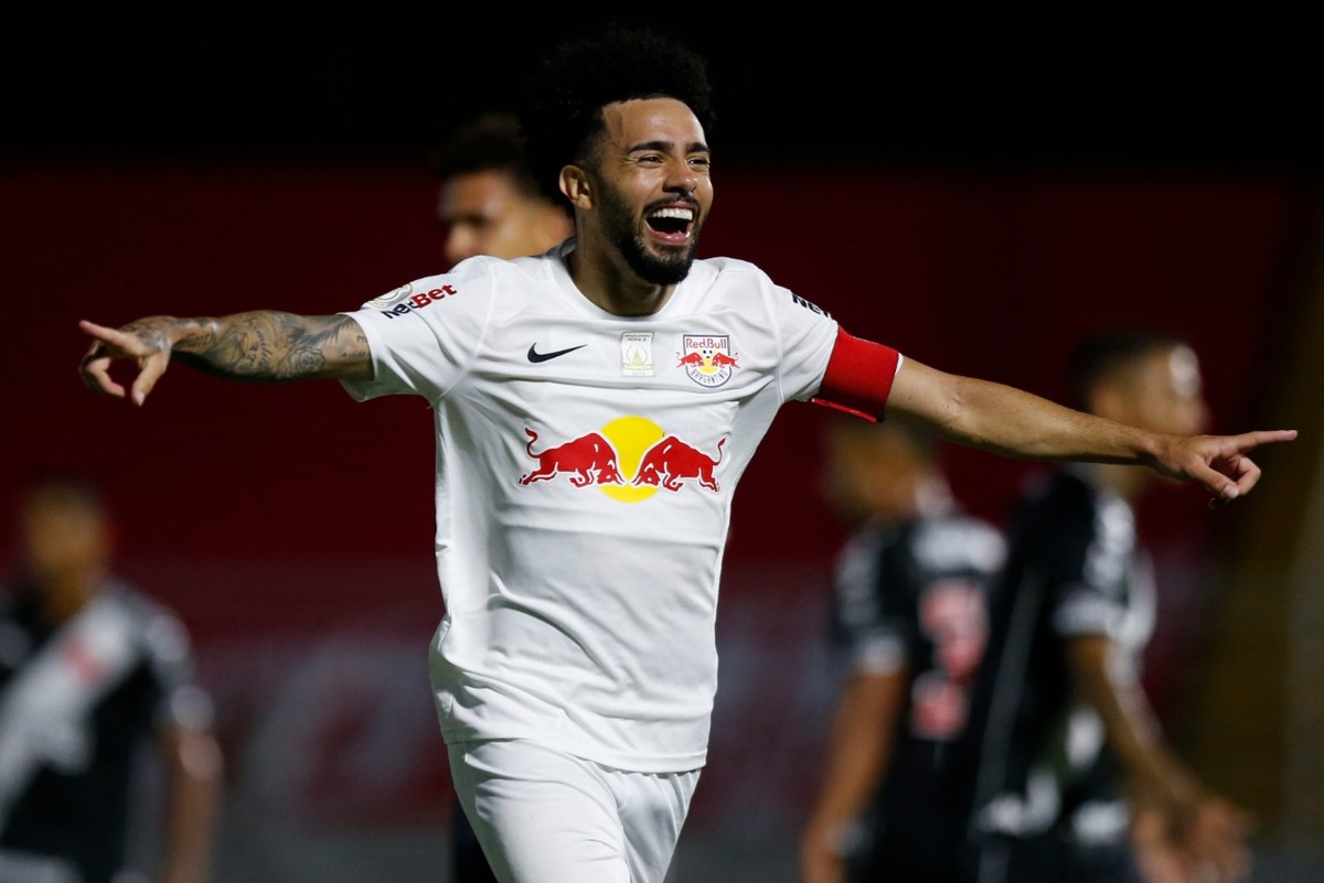 Claudinho completa 100 jogos pelo Bragantino na partida contra o ...