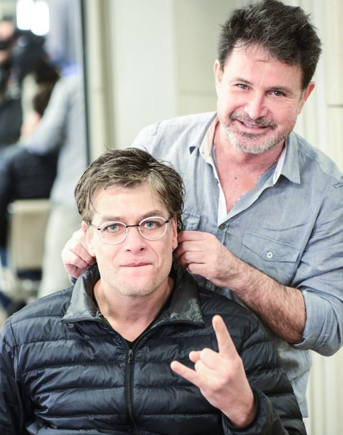 Fábio Assunção surge com novo visual em passagem por salão de beleza ...