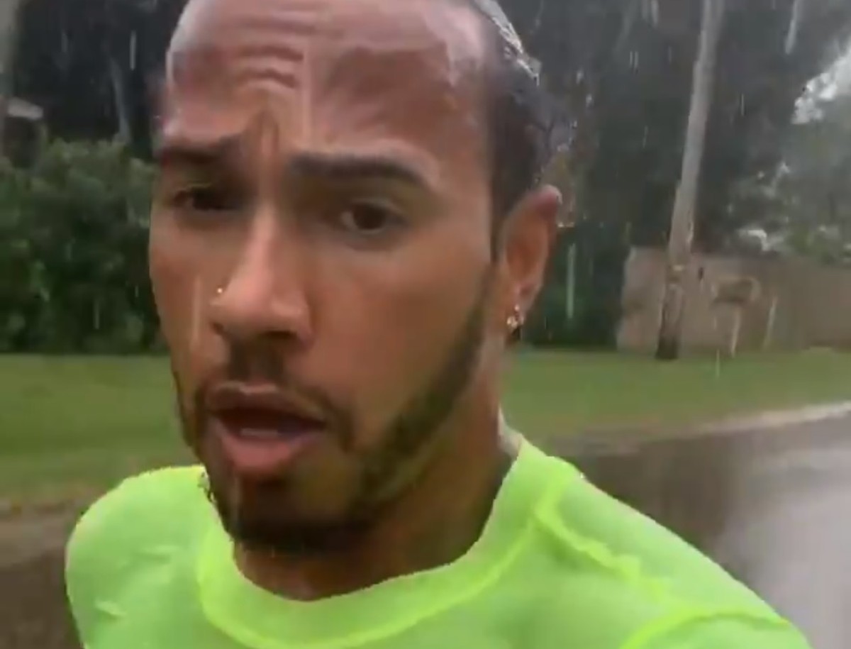 Lewis Hamilton treina no meio do temporal e incentiva fãs: "Se posso ...