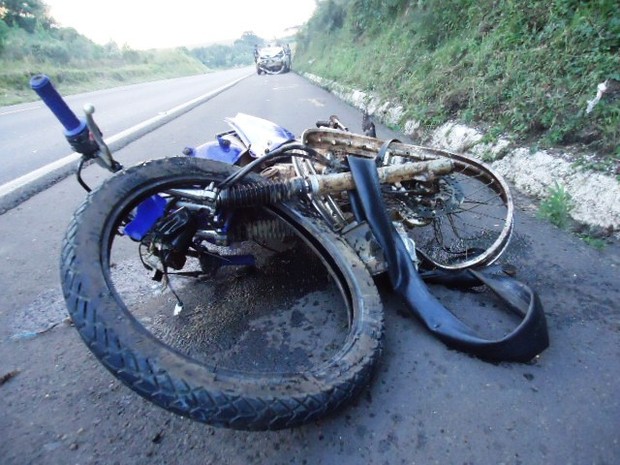 G1 - Motociclista morre após ser atingido por carro em ultrapassagem ...