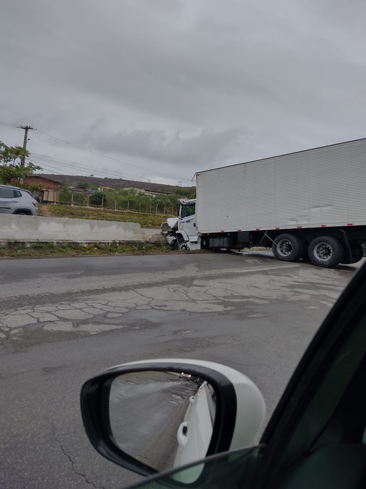 VÍdeo Caminhão Bate Em Carro E Fica Atravessado Na Br 232 Em Caruaru