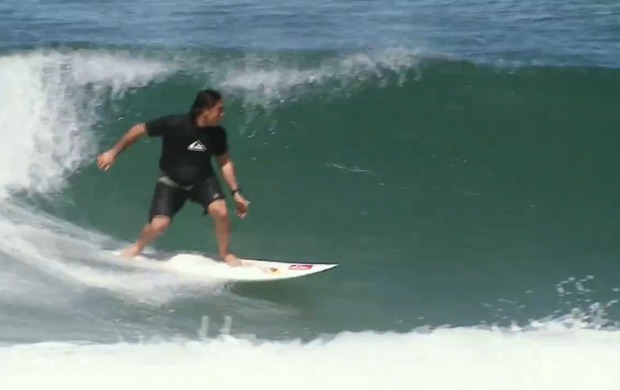 Lenda das ondas gigantes, Ross Clarke surfa no Rio e fala de filme ...