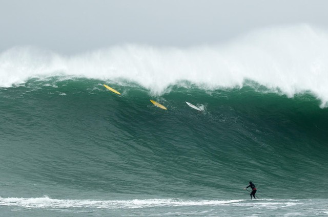 Mavericks tem dia de ondas de 20 metros e barco virado | Radicais - O Globo