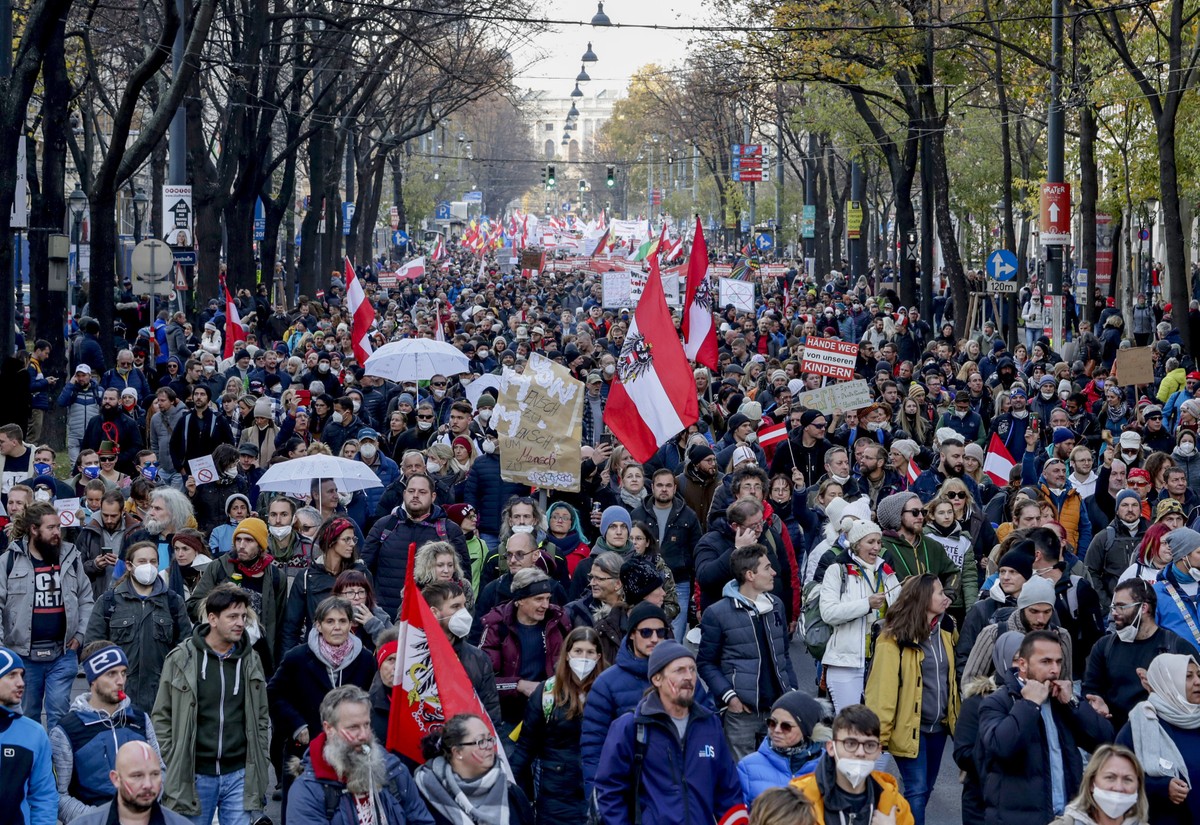 Milhares vão às ruas na Áustria em protesto contra novo lockdown ...