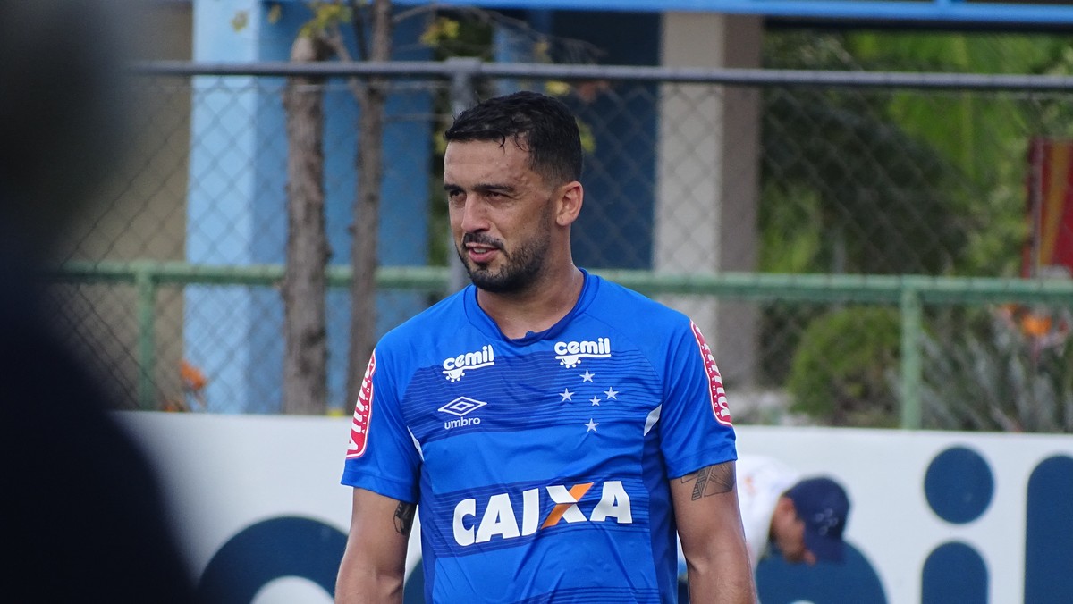 Cruzeiro confirma estreia de Edílson na quarta; lateral pede calma com ...