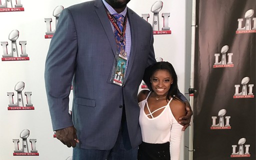 Com 1,45m, Simone Biles 'some' ao posar com grandalhão do basquete ...