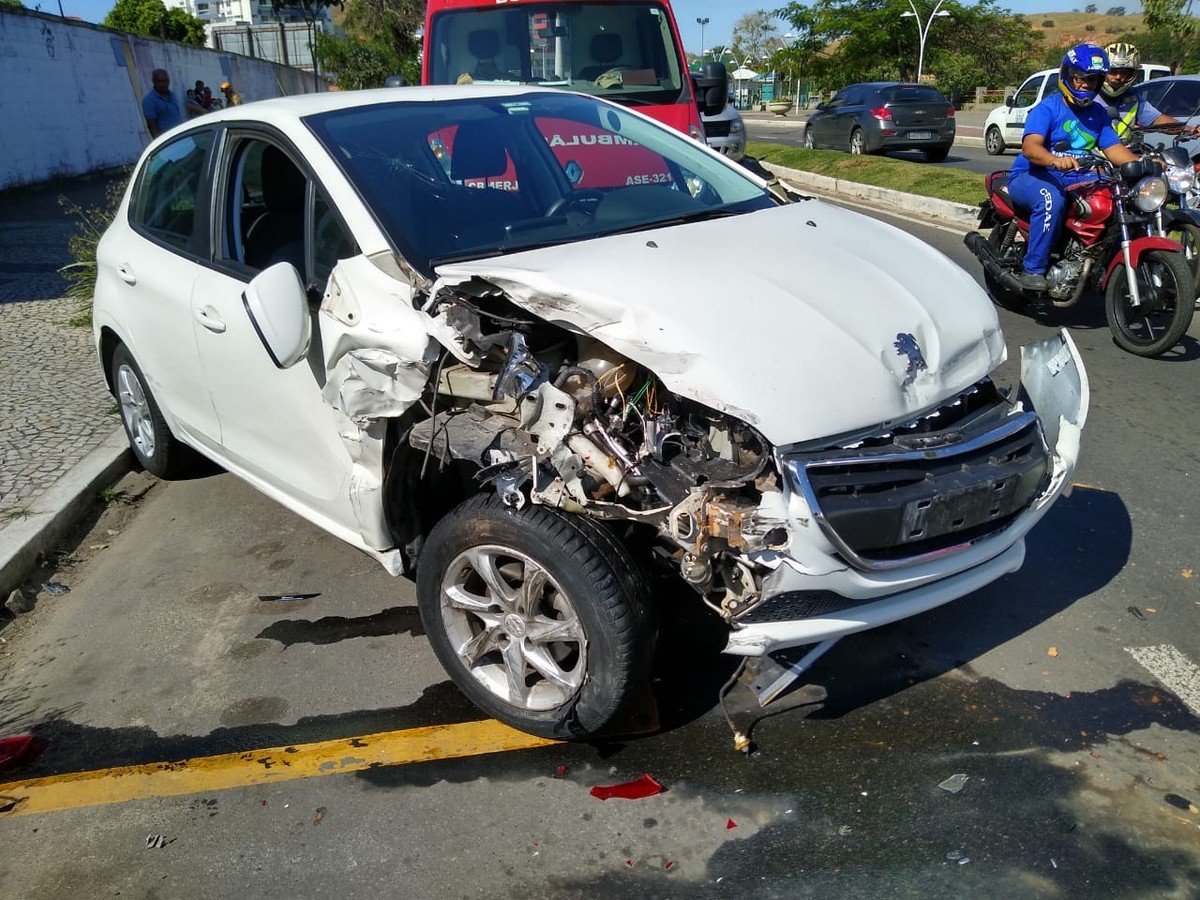 Engavetamento envolvendo quatro carros deixa mulher e idosa feridas em Três Rios | Sul do Rio e ...