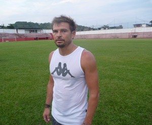 Após quatro anos, Rodrigo 'Beckham' volta a jogar e reencontra o ...