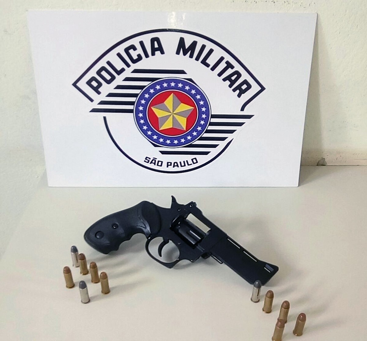Homem Com Revólver Carregado Tenta Fugir De Abordagem Policial Mas