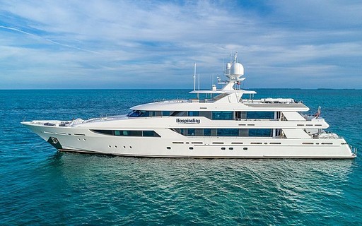 Iate de luxo de Nicolas Cage tem jacuzzi e academia - GQ | Lifestyle