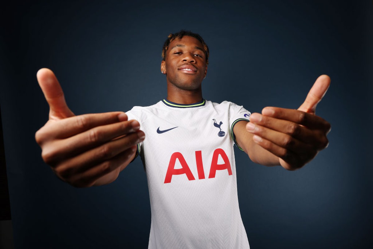 Tottenham anuncia a contratação de Udogie, mas empresta lateral ...