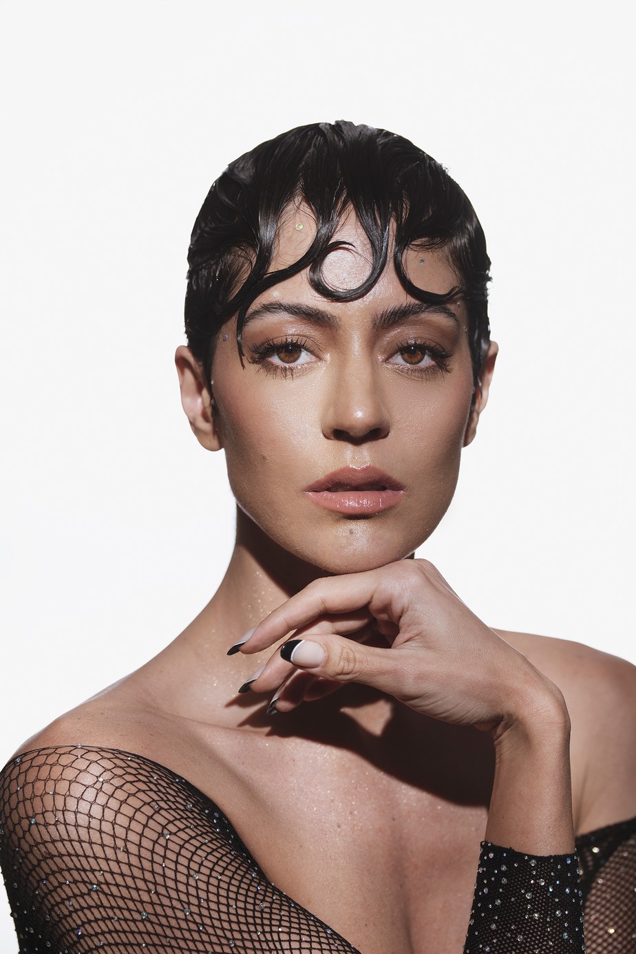 Carol Castro fala sobre as várias facetas na carreira e na vida | Celebridades | Vogue