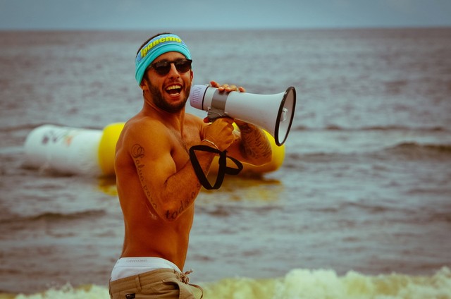 Pedro Scooby brinca nas gravações de reality - Patrícia Kogut, O Globo