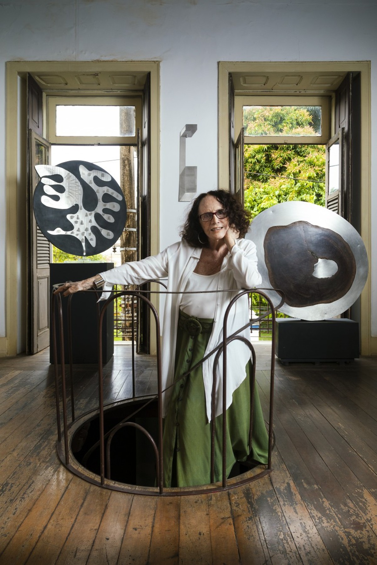 Obras de Roberto Moriconi são expostas na janela da casa onde viveu, no Rio