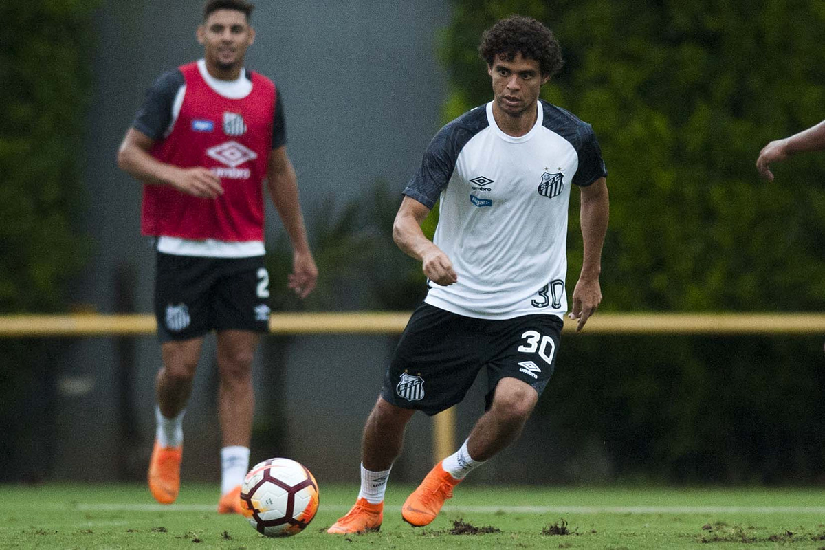 Victor Ferraz deve ser titular do Santos contra o Luverdense | santos | ge