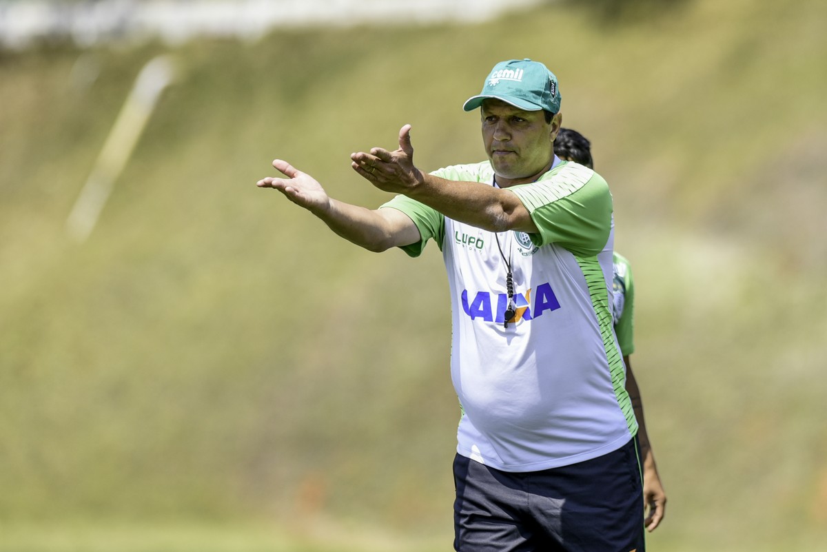 Adilson vê Atlético-PR em crescimento e aponta receita para América-MG ...