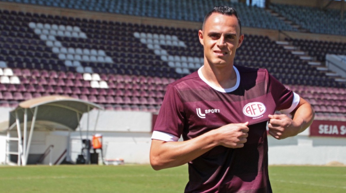 Ex-Grêmio, Botafogo e Bahia, Victor Rangel reforça Ferroviária na Série ...