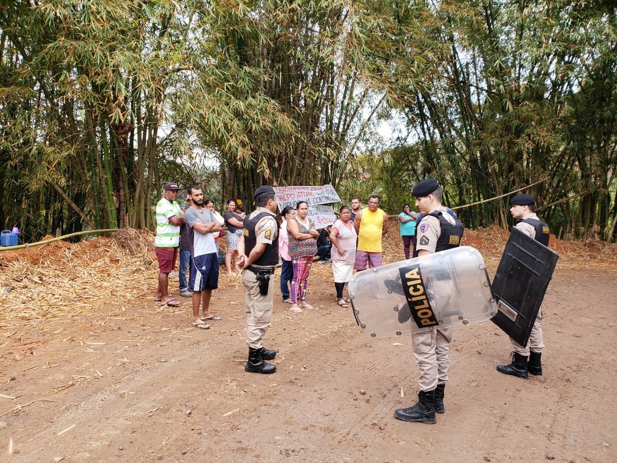 Moradores de Rio Doce, atingidos por desastre da Samarco, protestam ...