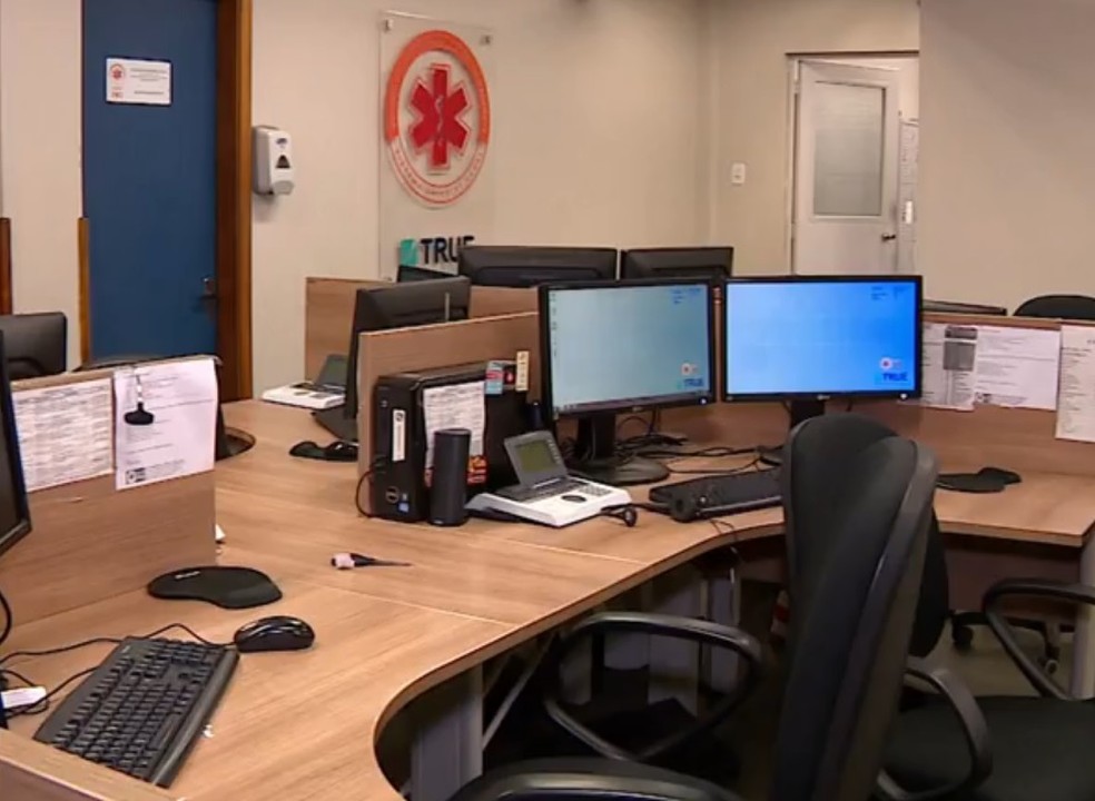 Funcionários aguardam pagamento dos salários para retomar atendimento ...