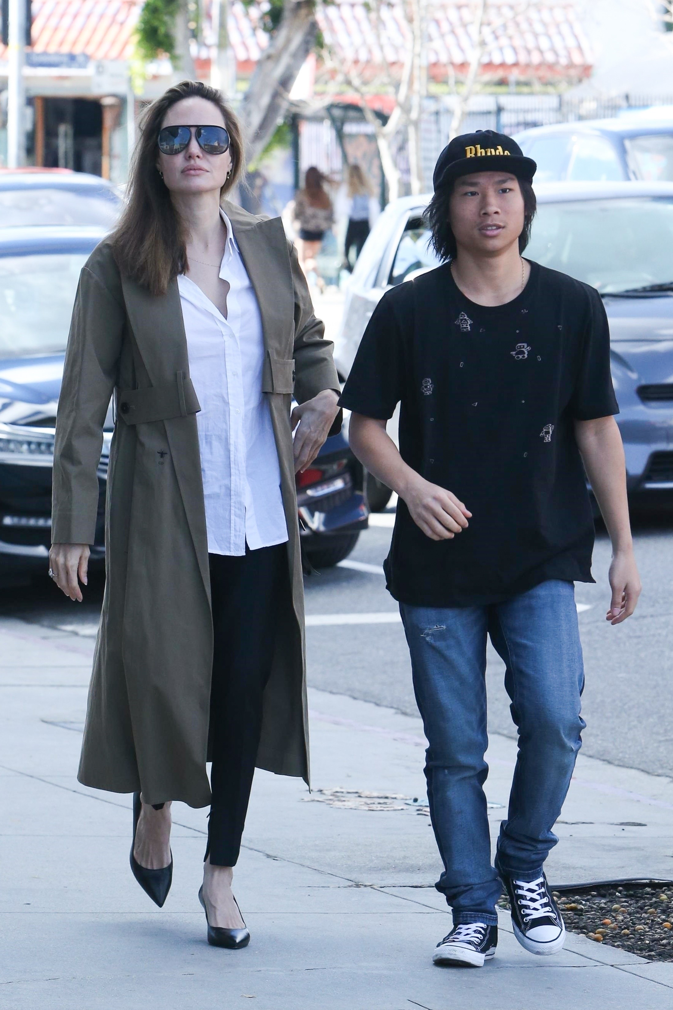 Pax, de 15 anos, filho de Jolie e Pitt, é clicado em passeio com a mãe ... Pax, de 15 anos, filho de Jolie e Pitt, é clicado em passeio com a mãe ...