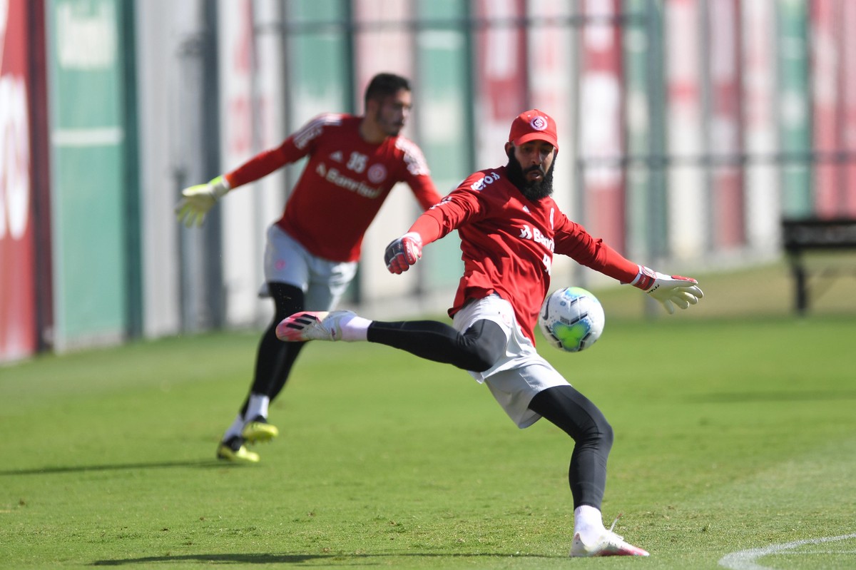 Danilo Fernandes volta ao Inter após cinco meses e dá descanso a Lomba ...