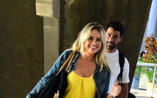 Ellen Roche é cercada por fãs ao embarcar em aeroporto no Rio - Quem ...