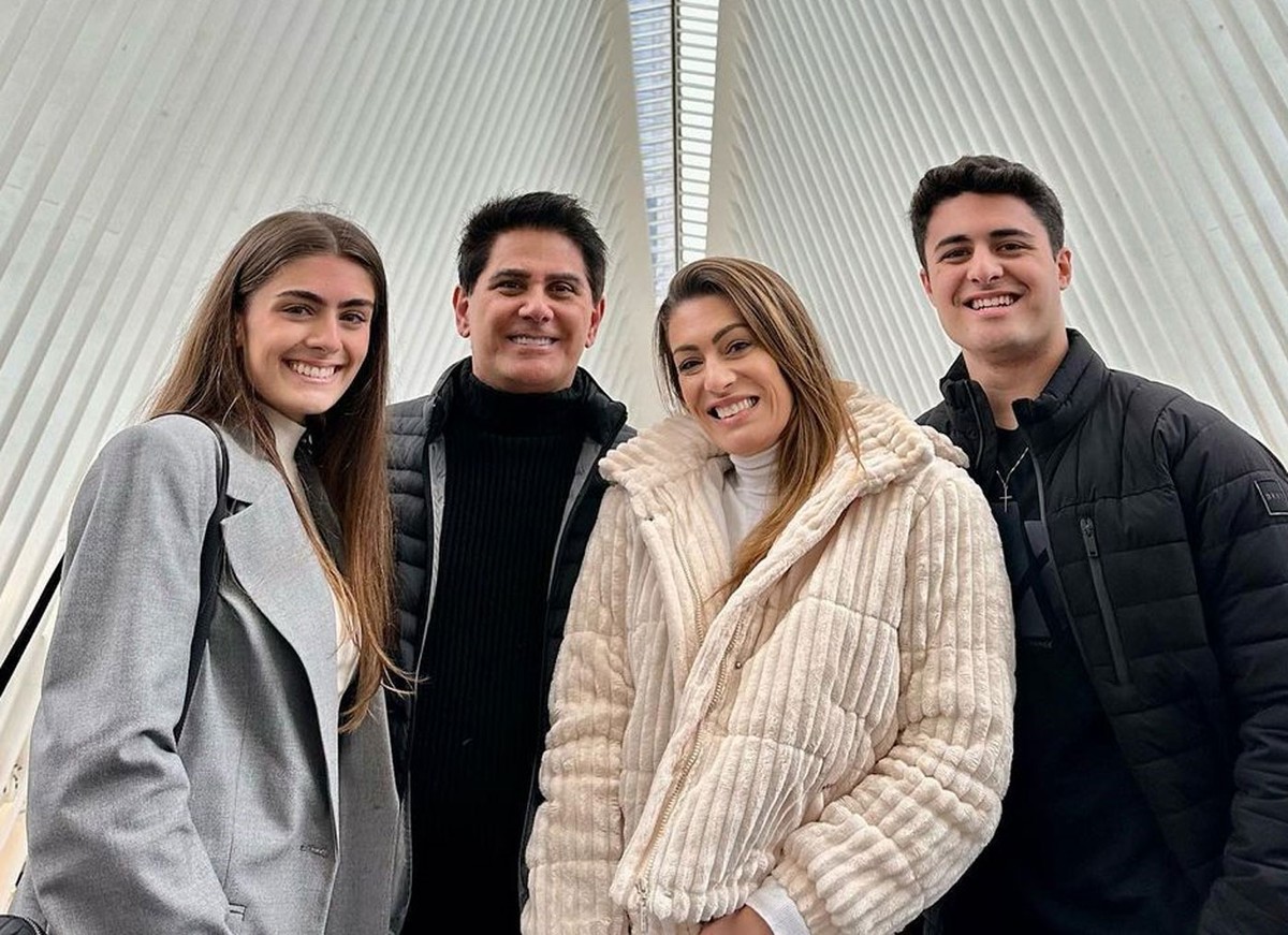 Elaine Mickely posa com César Filho, Luma e Luigi em Nova York: 'Meu ...