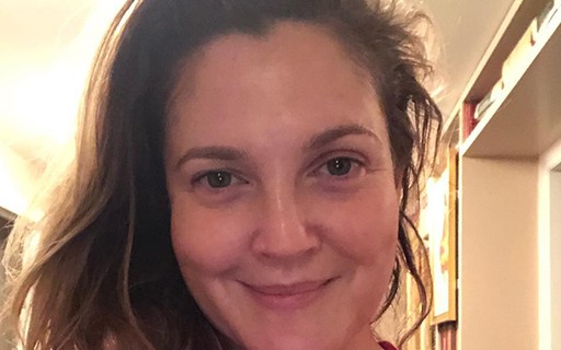 Drew Barrymore comemora 44 anos com selfie sem maquiagem - Revista ...