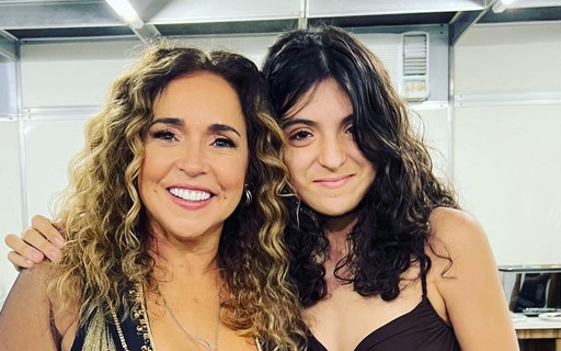 Daniela Mercury posa ao lado da neta, Clarice, em clique raro - Revista ...