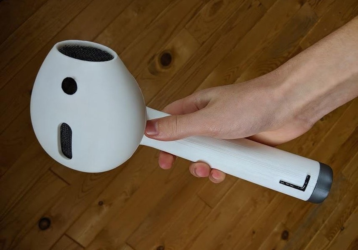 Homem recria AirPods Pro gigante e novo visual viraliza na Internet ...