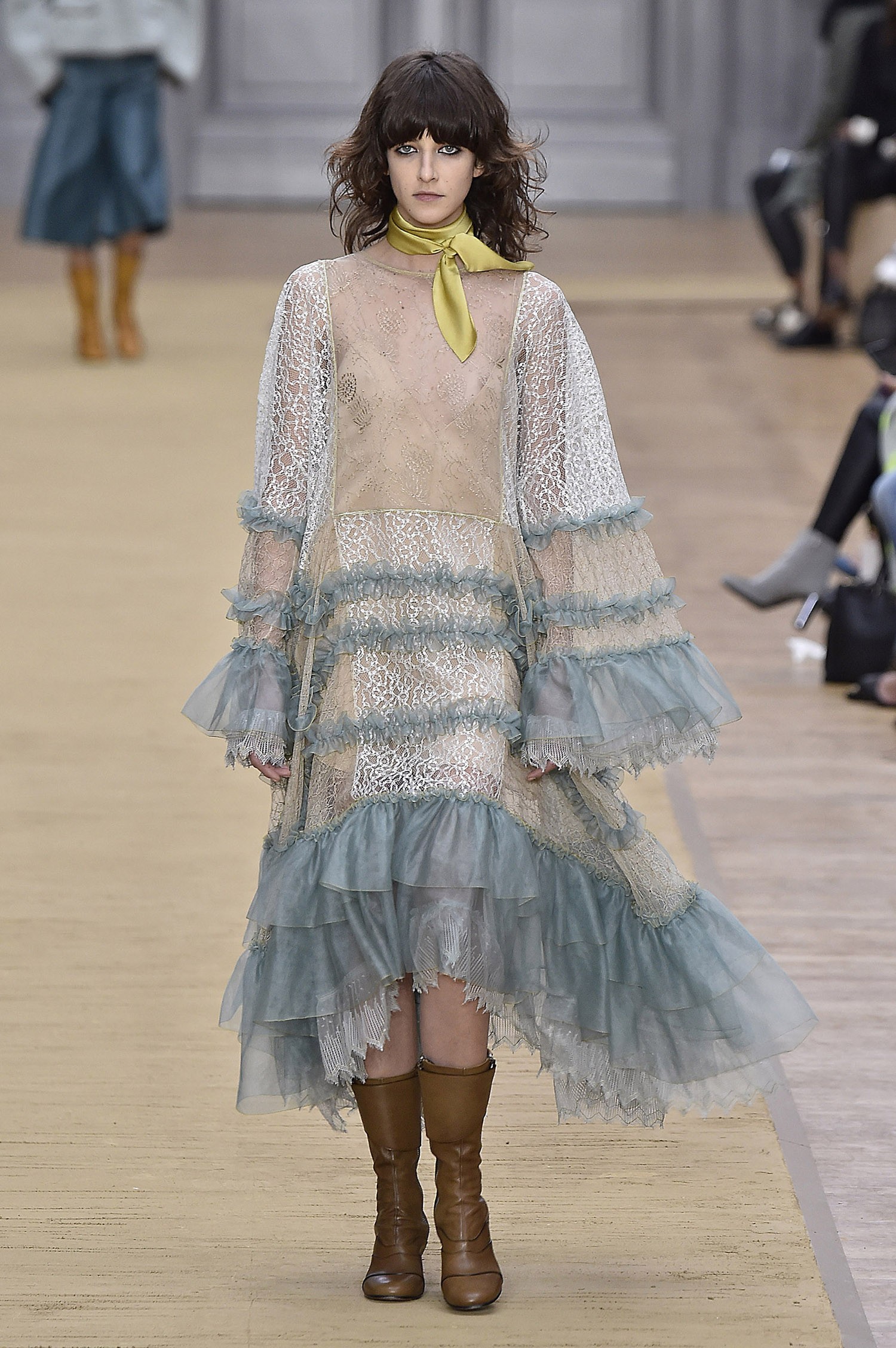 Rainha do boho contemporâneo, Chloé traz inverno 2017 esperto e ...