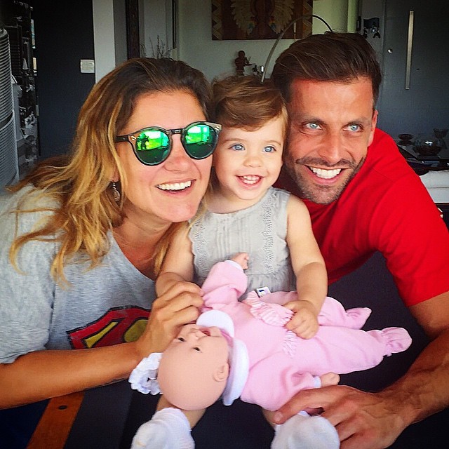 Henri Castelli posa com a filha e a irmã - Quem | QUEM News